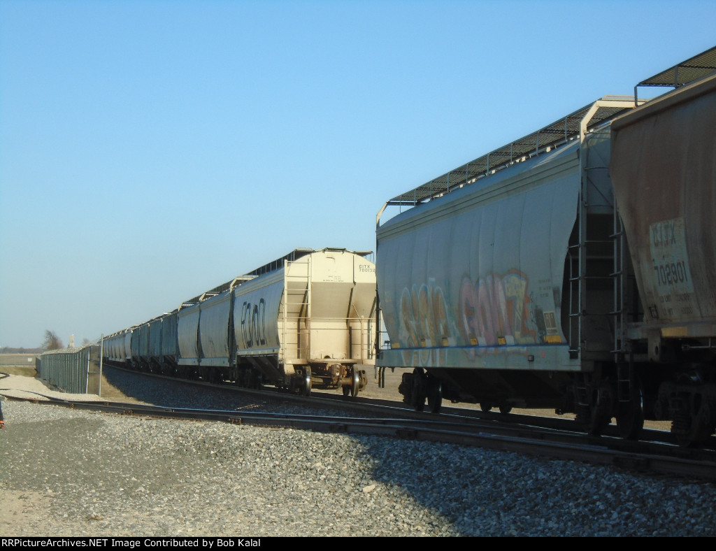 after backing down main, NS 6175 drops the 17 cars.
